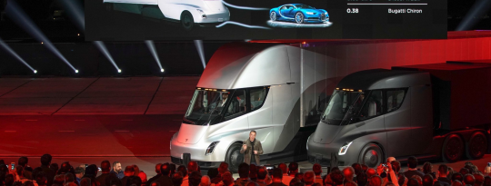 Tesla klar med el-drevet lastbil og lynhurtig sportsvogn: Se de nye ...