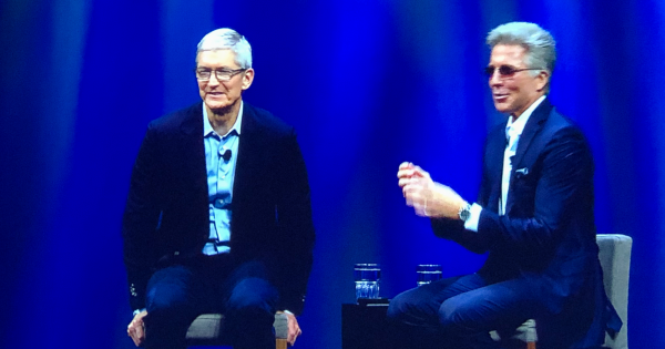 Apple-boss Tim Cook kom på overraskende besøg hos SAP: "Vi tror ...