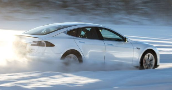 Tesla påstår en person sad på føresædet i styrtet Tesla - myndigheder ...