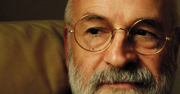 Bog: Endelig får Terry Pratchett sin velfortjente gravskrift ...