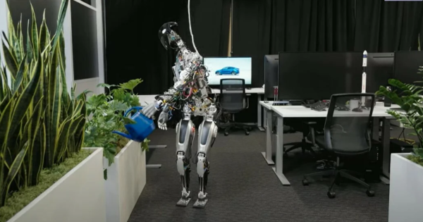 Tesla klar med første prototype på sin humanoide robot: Kan vande ...
