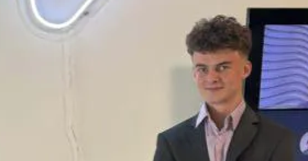Elon Musks 19-årige følgesvend kendt som “Big Balls” får nu adgang til ...